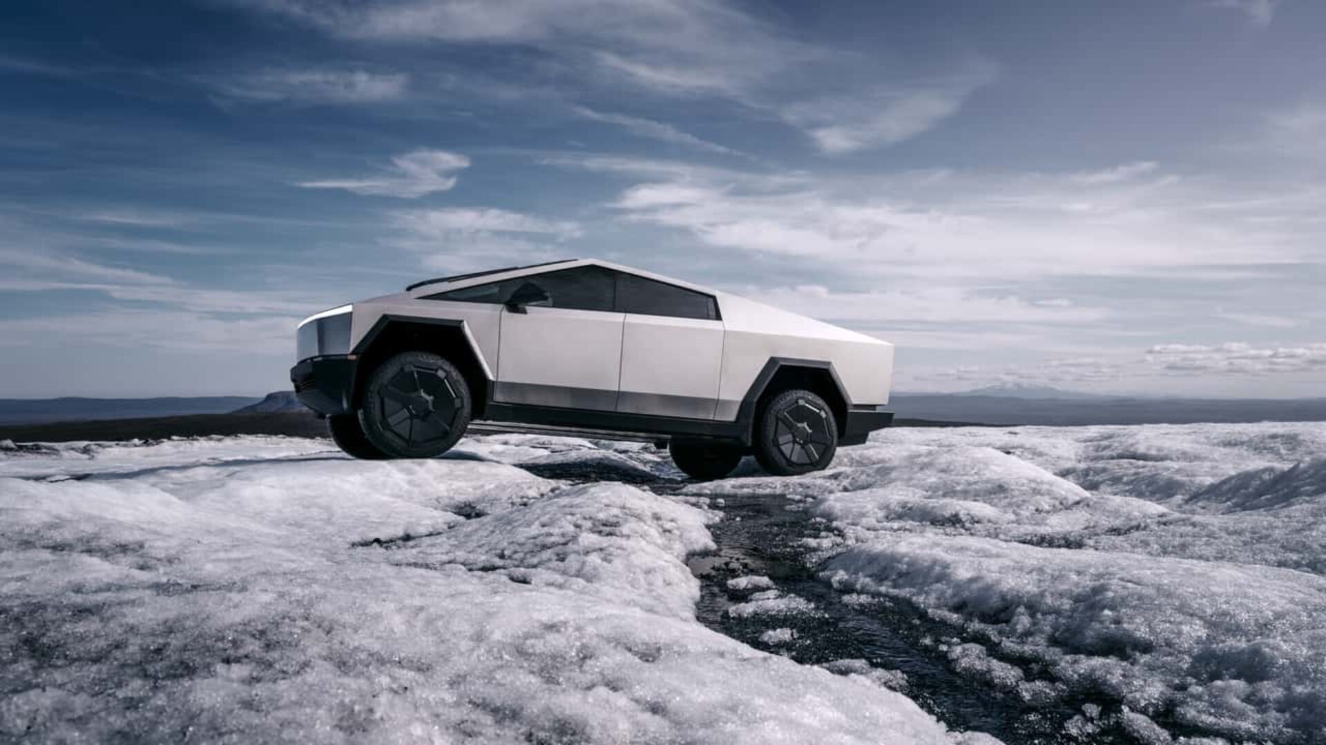 Video: Tesla Cybertruck «κερνάει» μια Porsche 911, κουβαλώντας άλλη 911 ...
