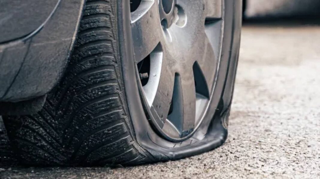 Ελλάδα: Πεζός έσκισε τα λάστιχα σε 35 αυτοκίνητα - Δείτε πού - Όχι, η ...